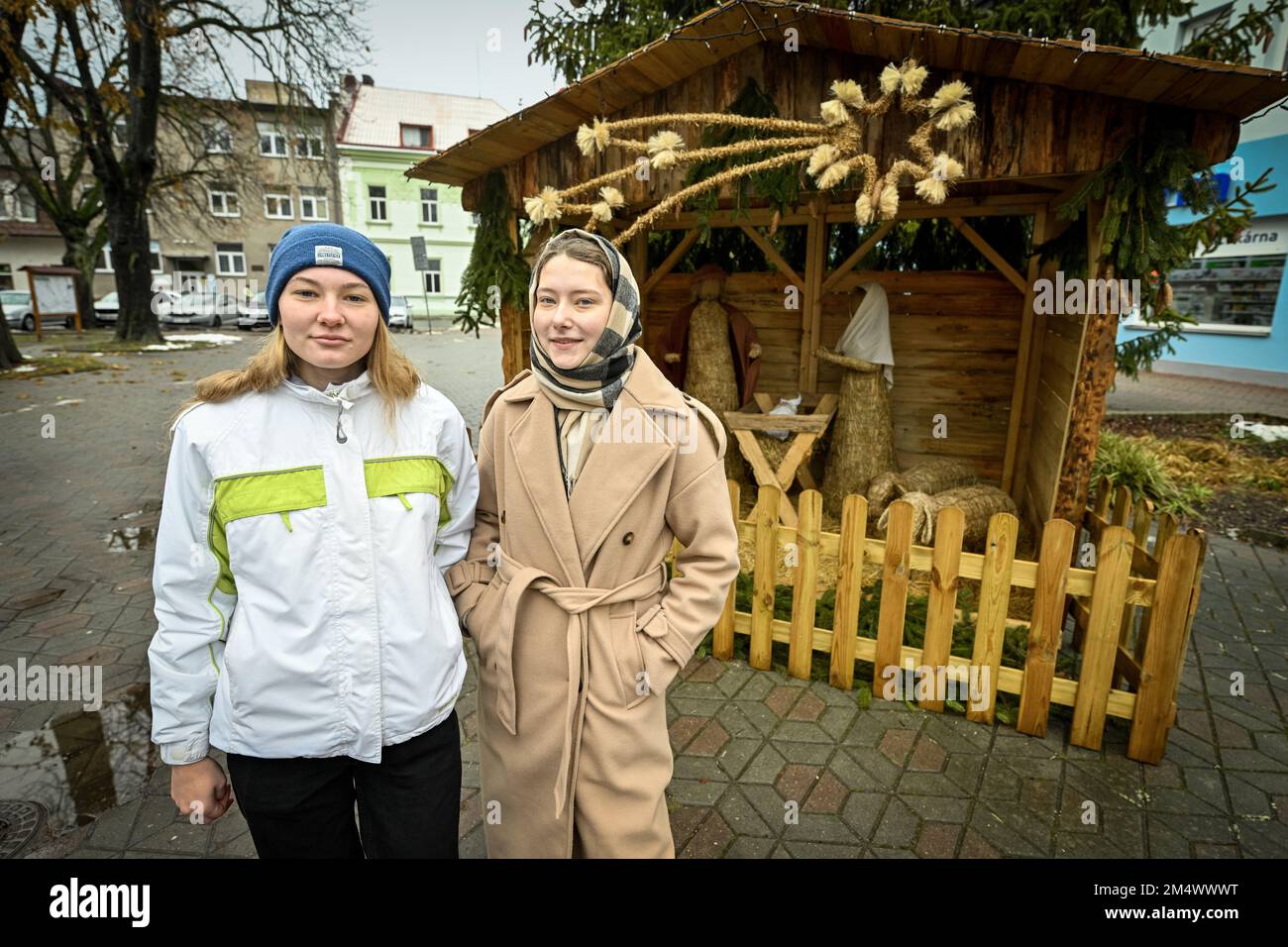 Mestec Kralove, Czech Republic. 23rd Dec, 2022. From right students ...