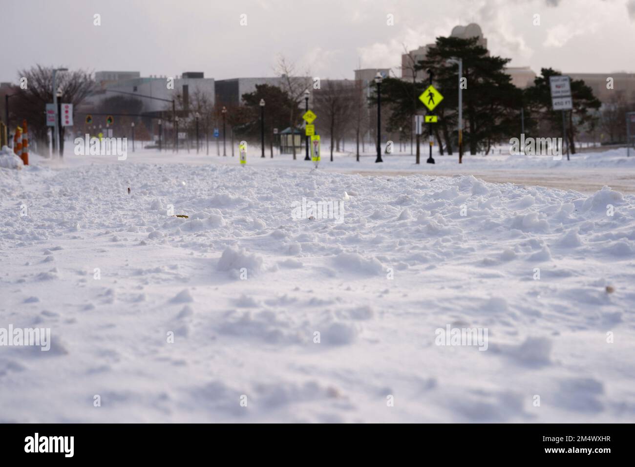 Columbus, Ohio, USA. 23rd Dec, 2022. Snow covers the sidewalk on The ...