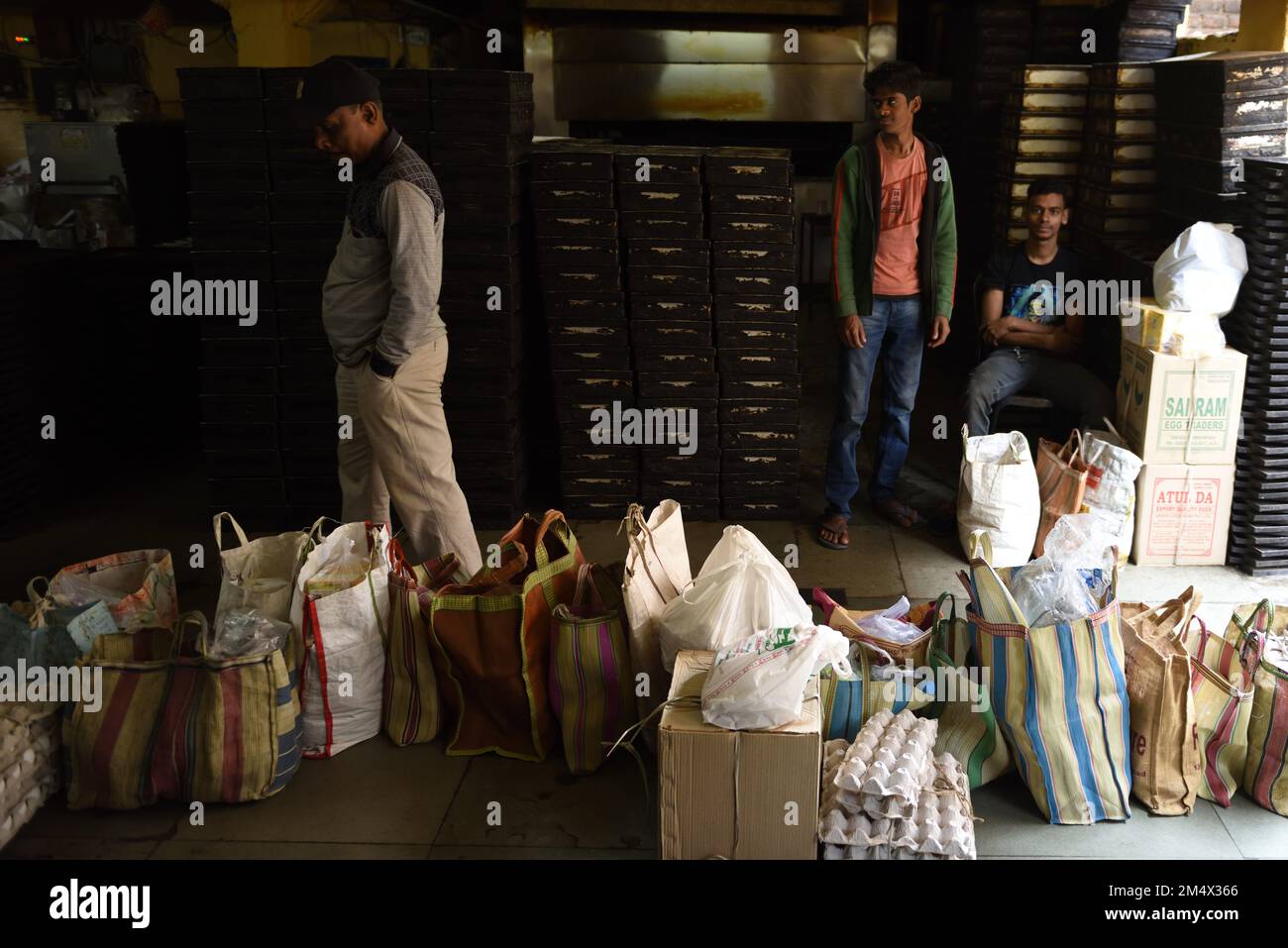 Non Exclusive: Kolkata, India – Dec 23, 2022: People placed their cake ...