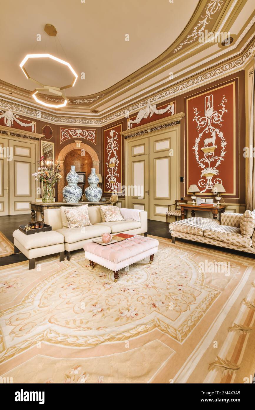 Red couch on rug hi-res stock photography and images - Alamy