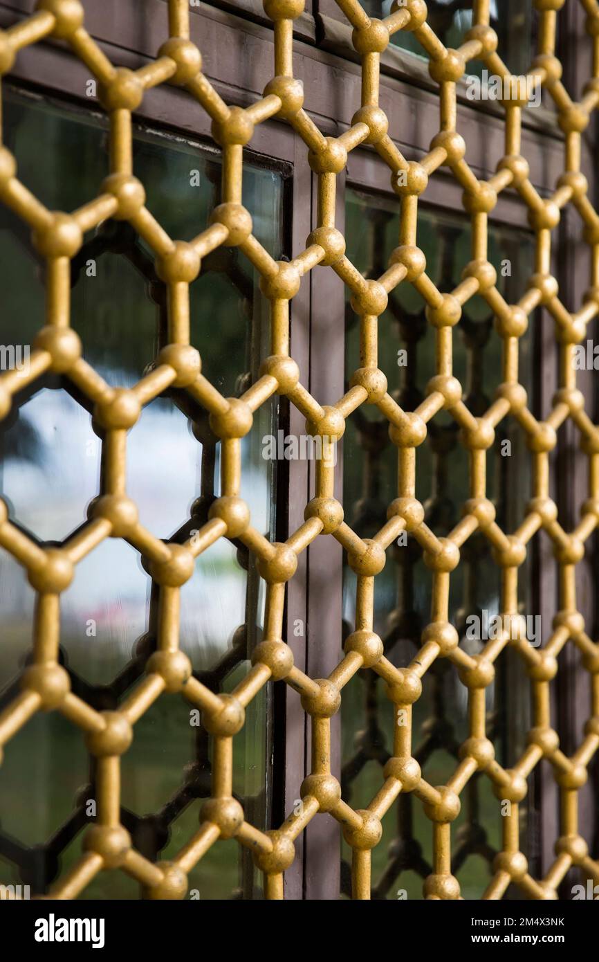 Detail of the traditional arabic hexagonal grills Topkapi palace in ...