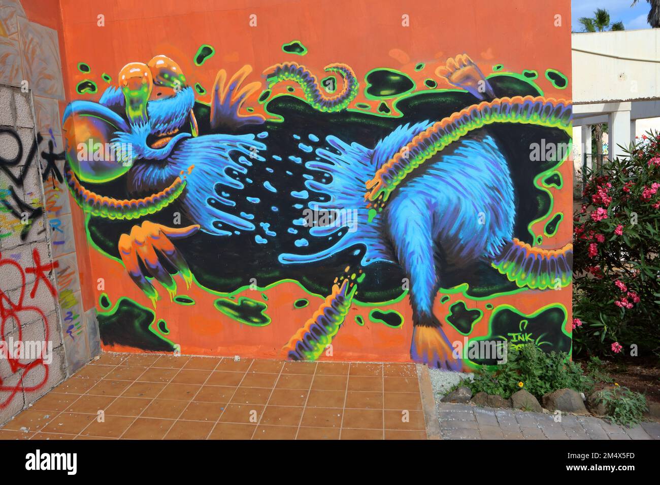 Graffiti art of a rat on an abandoned building wall Stock Photo - Alamy