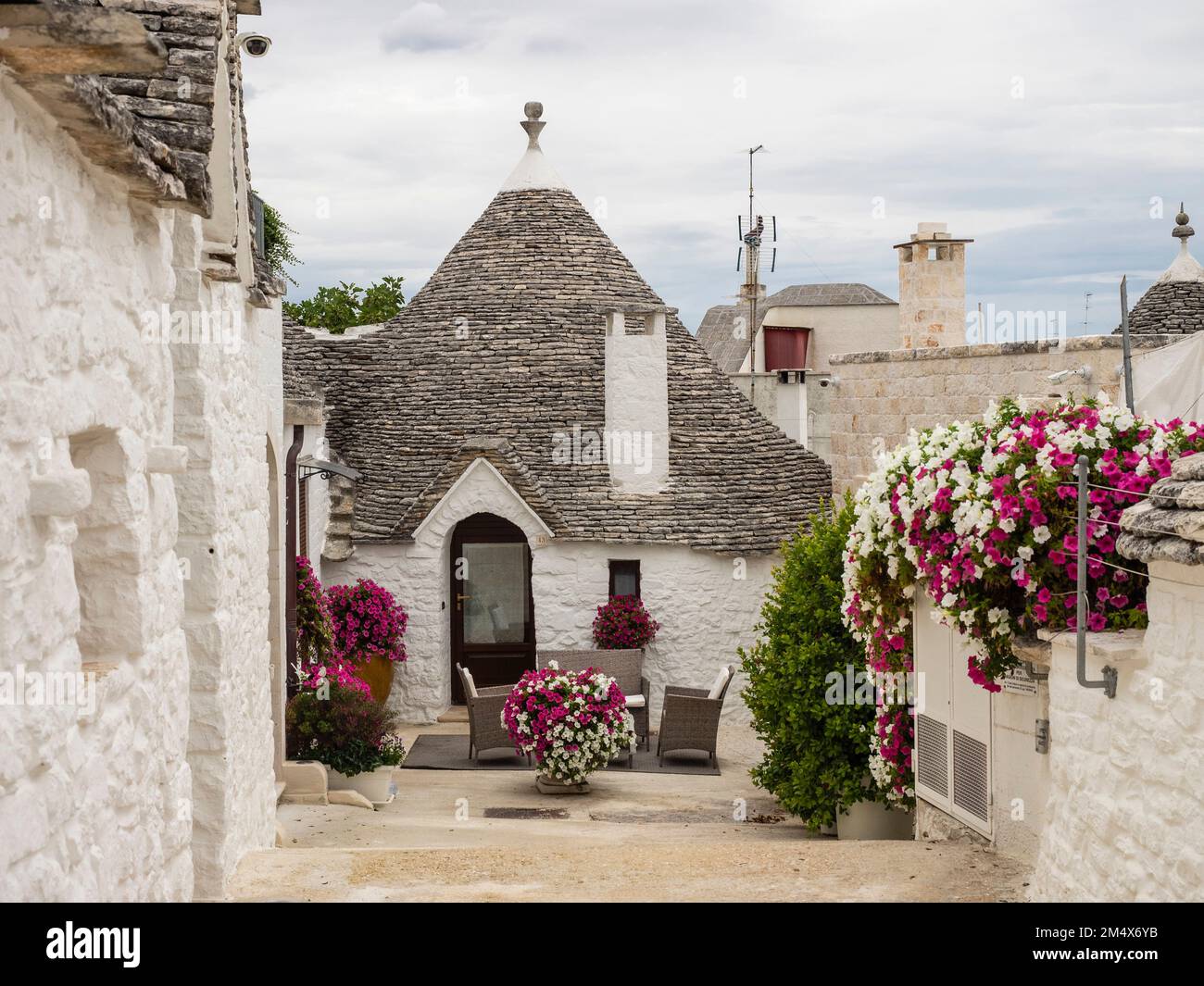 Puglia trulli flowers hi-res stock photography and images - Alamy