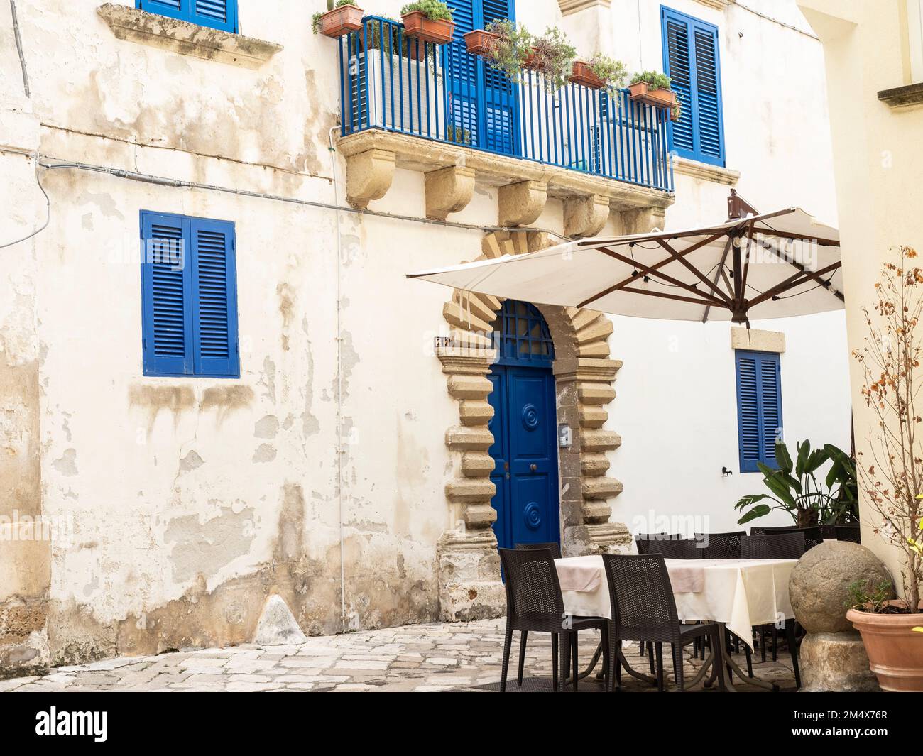 Blue shutters and door, Otranto, Puglia, Italy Stock Photo - Alamy