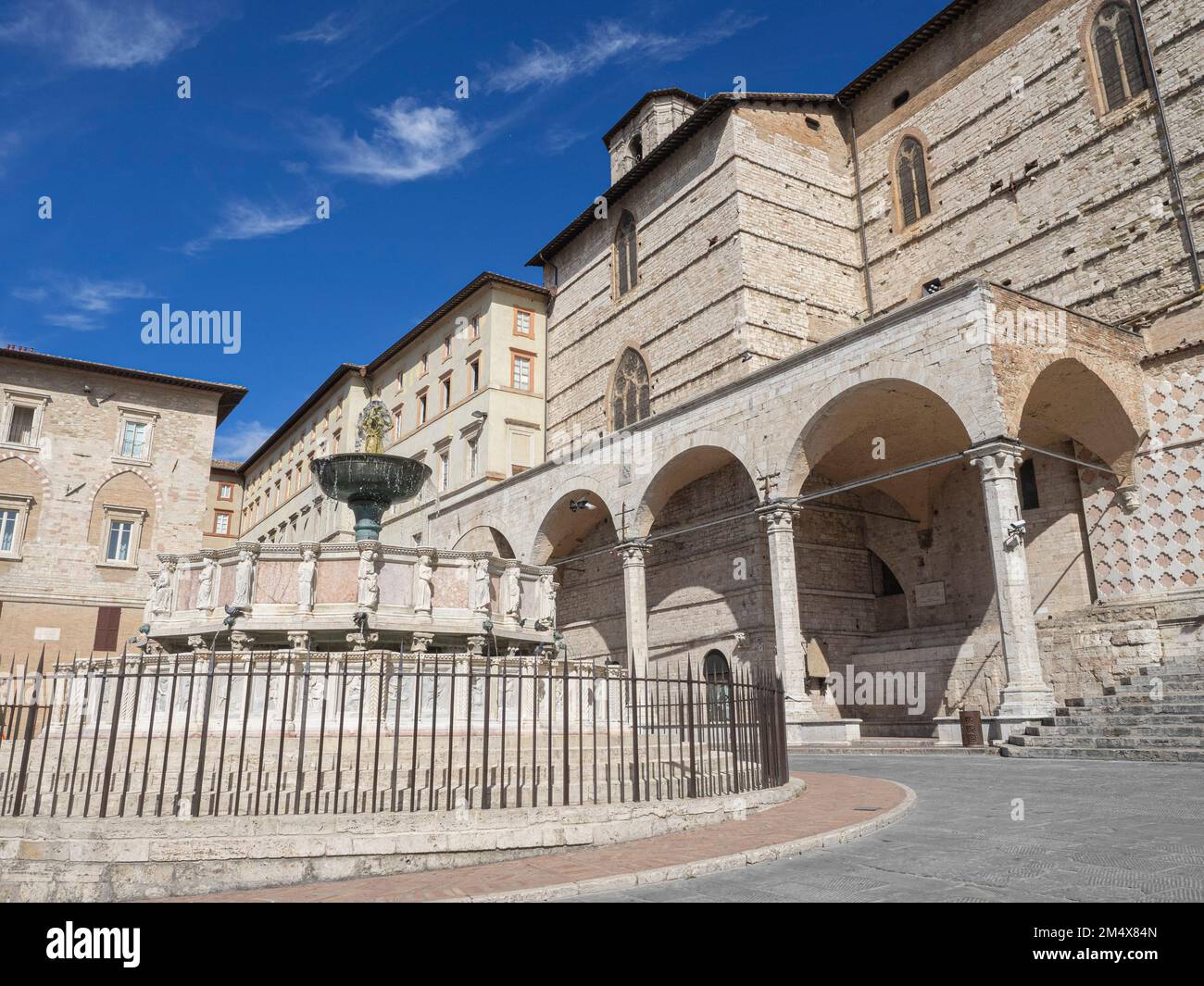 Fontana Maggiore and Cathedral, Piazza IV Novembre, Perugia, Umbria ...