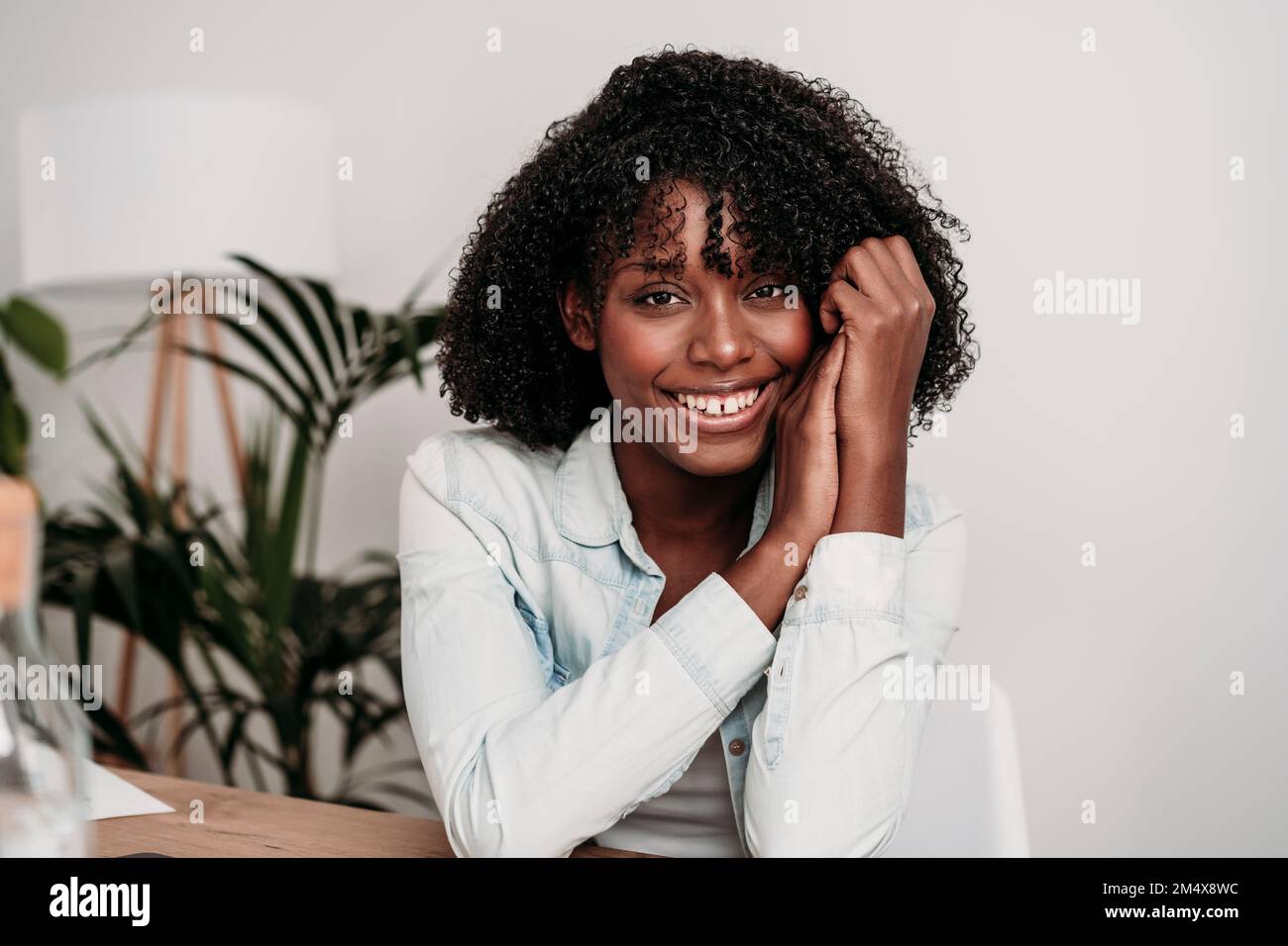 Woman leaning on elbows desk hi-res stock photography and images - Alamy