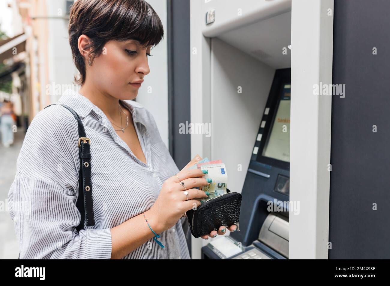 Money counting machine hi-res stock photography and images - Alamy