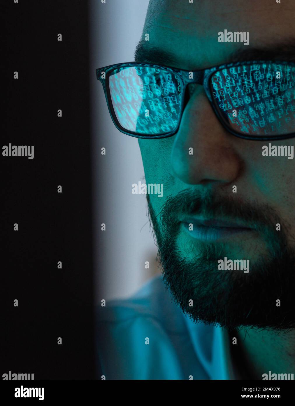 Face reflection on screen hi-res stock photography and images - Alamy