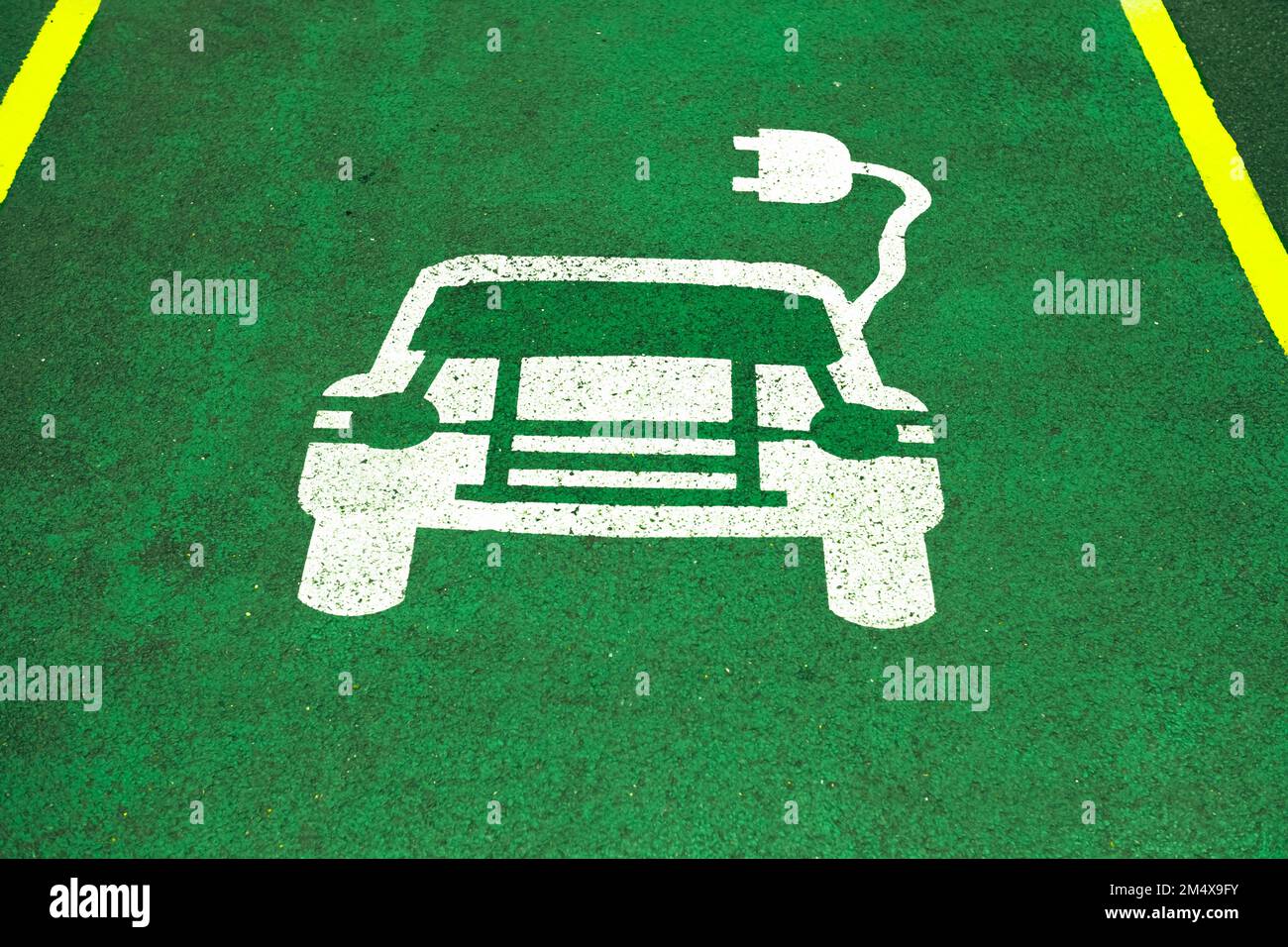 Parking sign at electric vehicles charging station Stock Photo - Alamy