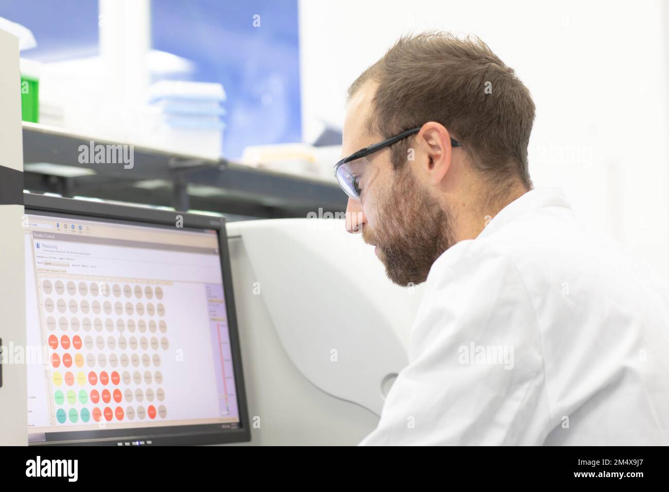 Man test laboratory hi-res stock photography and images - Alamy
