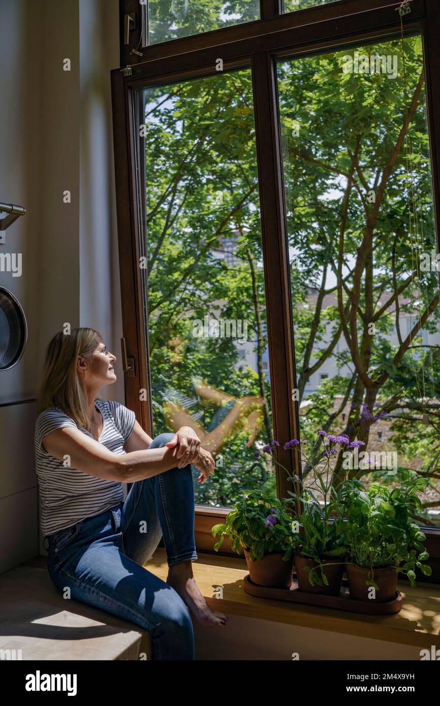 Light through kitchen window hi-res stock photography and images - Alamy