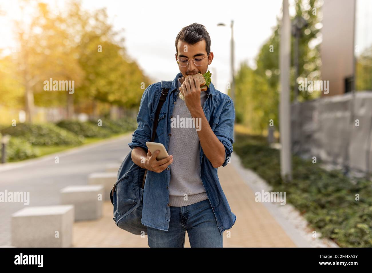 Man eating sandwich on outdoors hi-res stock photography and images - Alamy