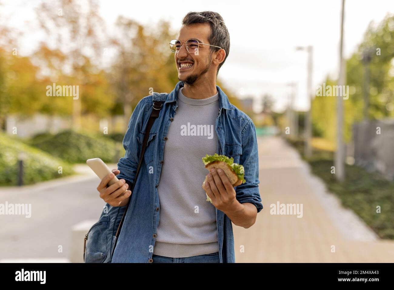Man eating sandwich standing hi-res stock photography and images - Alamy