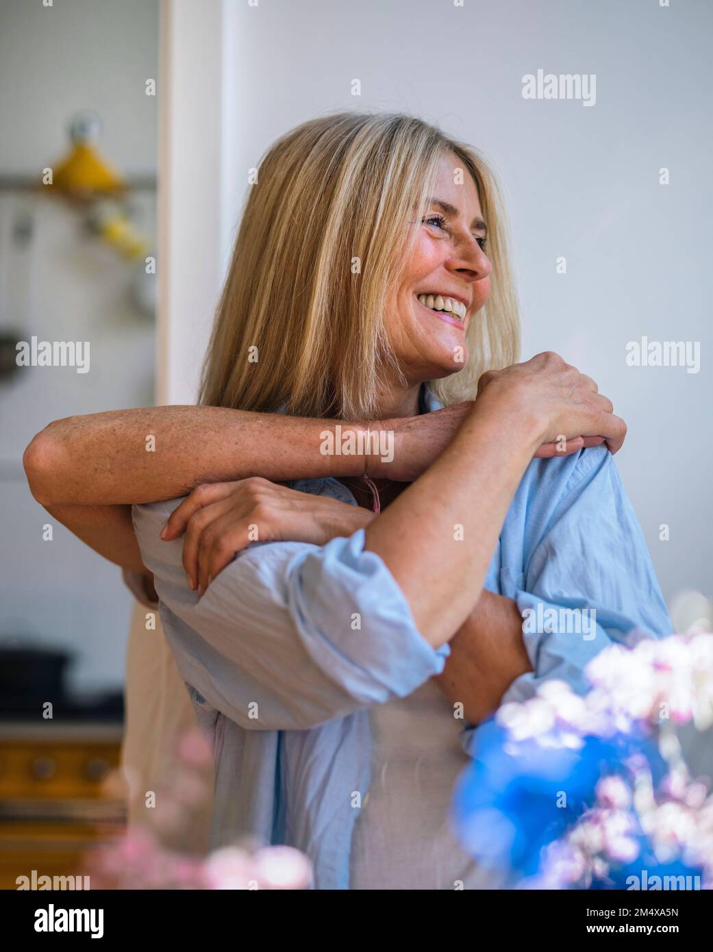 Friend hugging hi-res stock photography and images - Alamy
