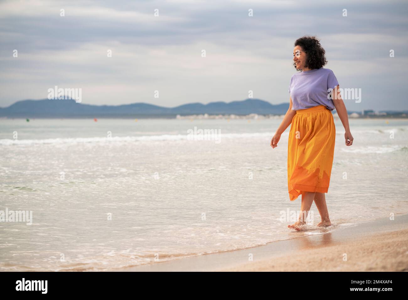 Woman shore beach sky sunset beach hi-res stock photography and images ...