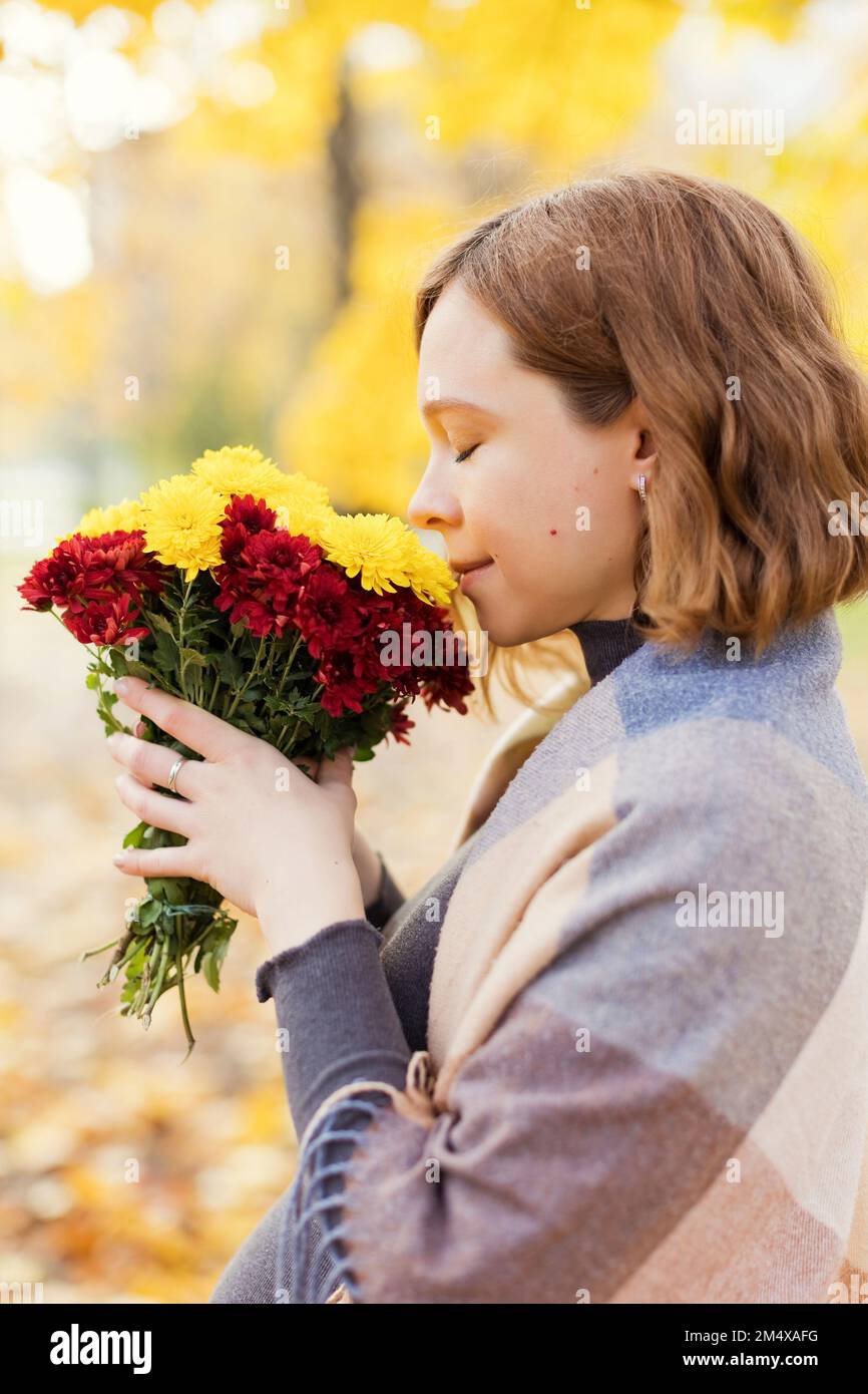 Smelling flowers hi-res stock photography and images - Alamy