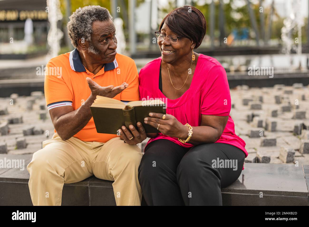 Woman african senior book hi-res stock photography and images - Alamy