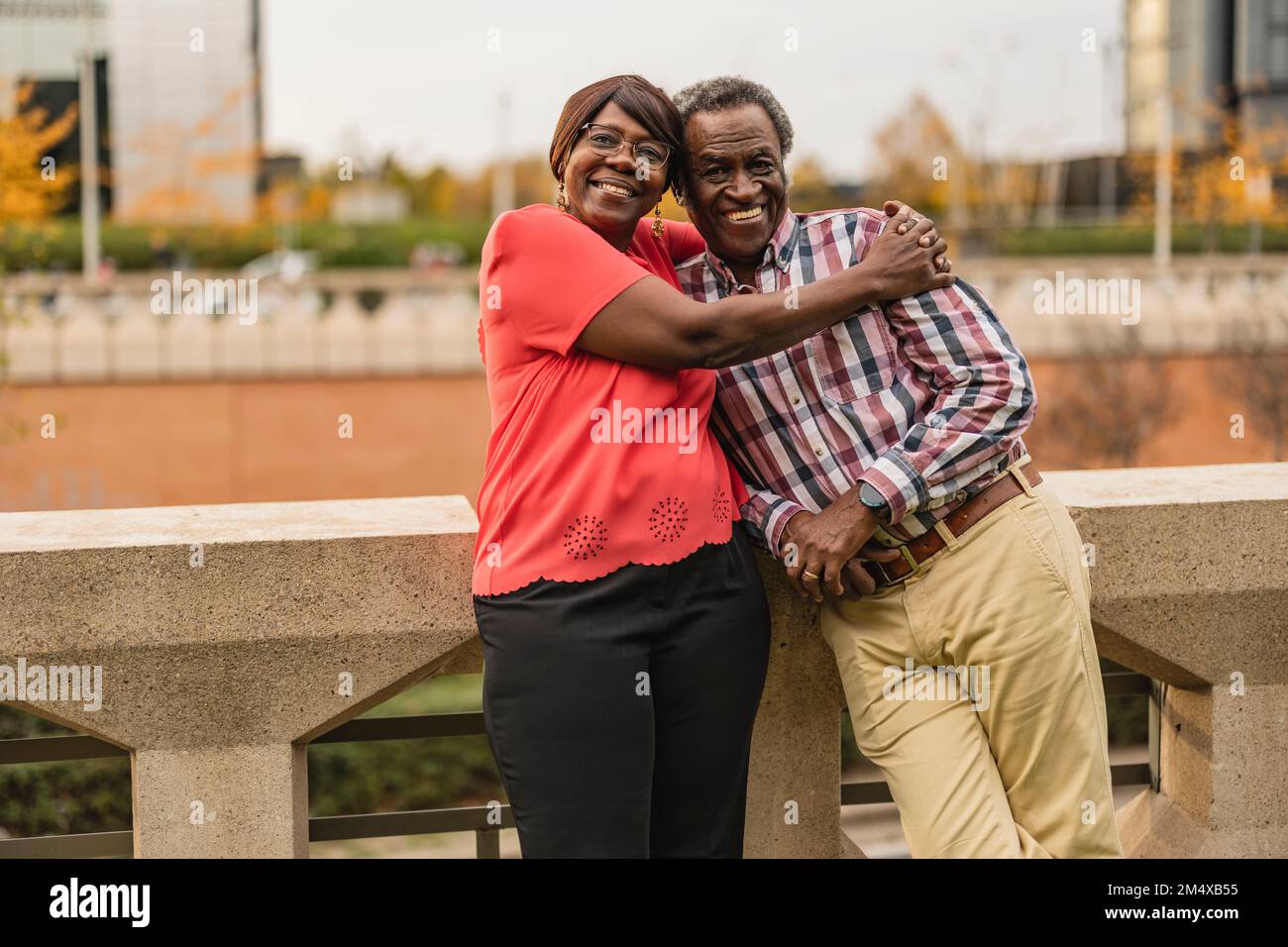 Man woman embracing wall hi-res stock photography and images - Alamy