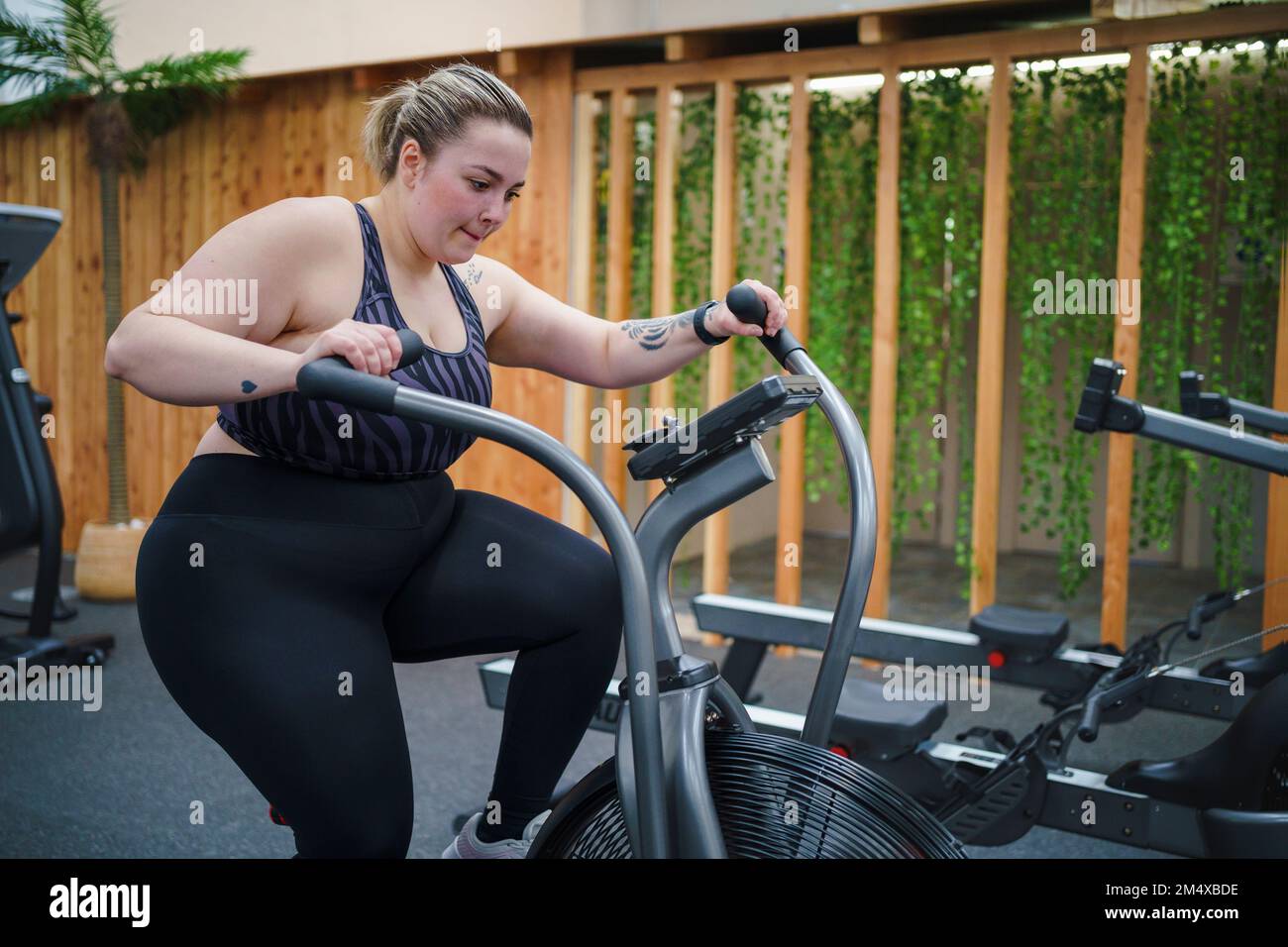 Curvy woman gym hi-res stock photography and images - Alamy