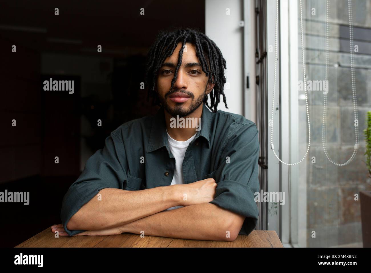 Blank window hi-res stock photography and images - Alamy