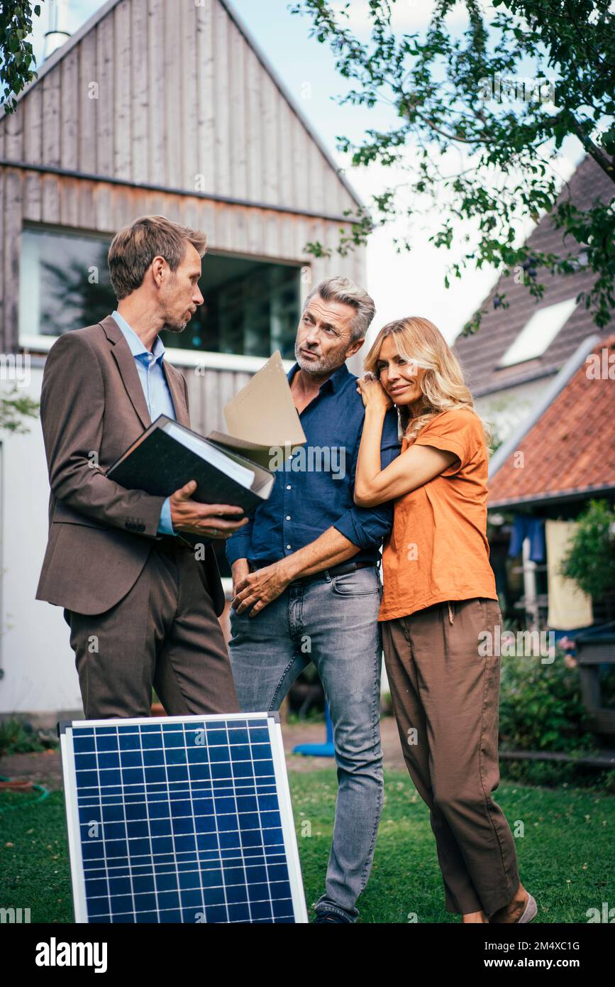 Real estate agent meeting house hi-res stock photography and images - Alamy