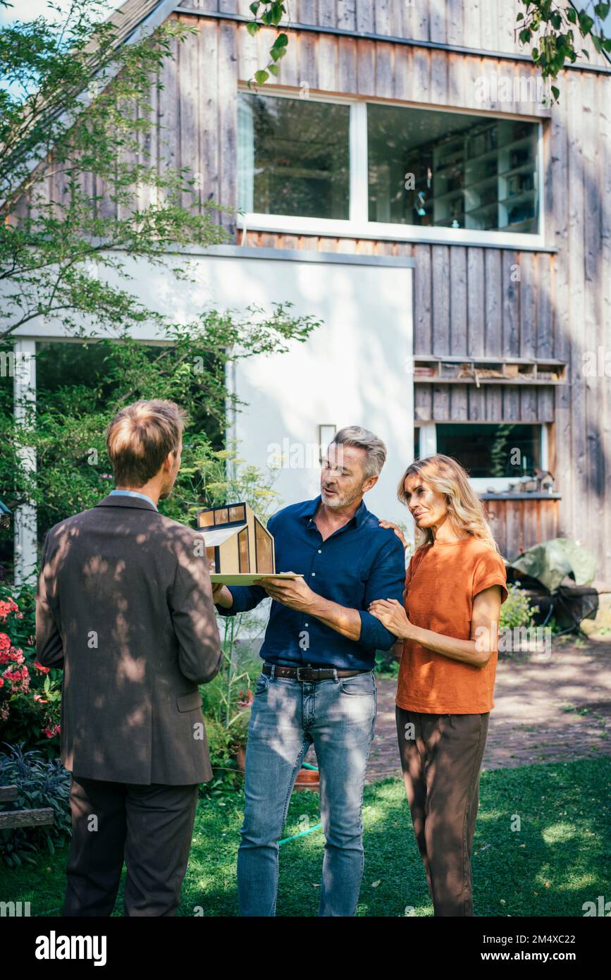 Real estate agent discussion hi-res stock photography and images - Alamy