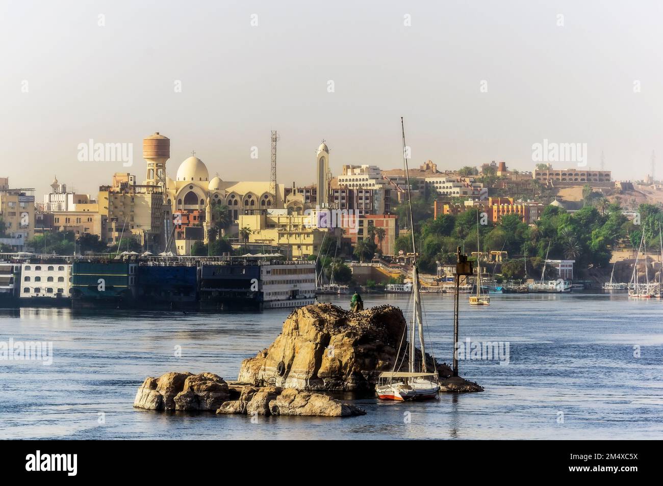 Islet nile river city buildings background hi-res stock photography and ...