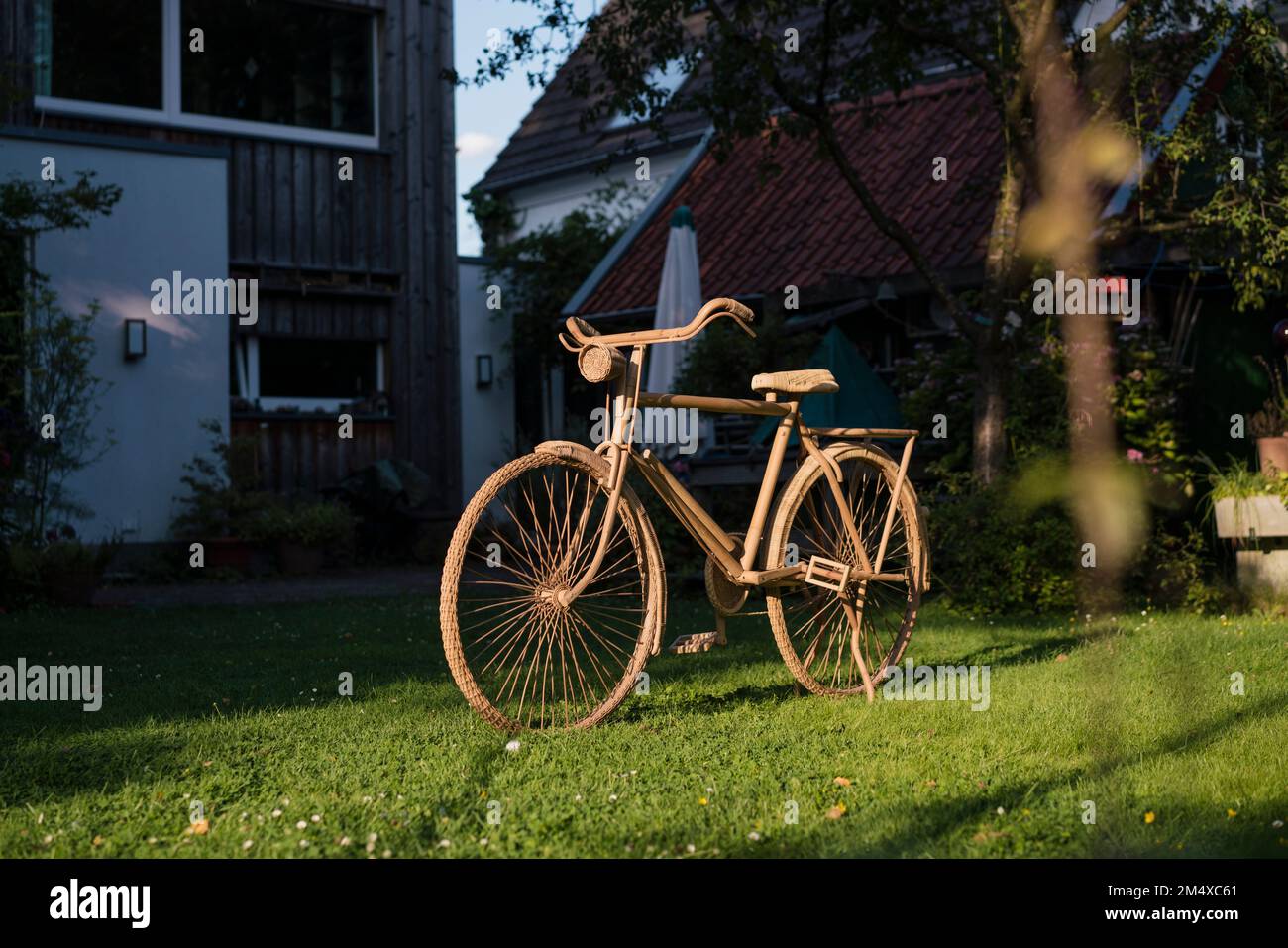 Back yard bike hi-res stock photography and images - Alamy