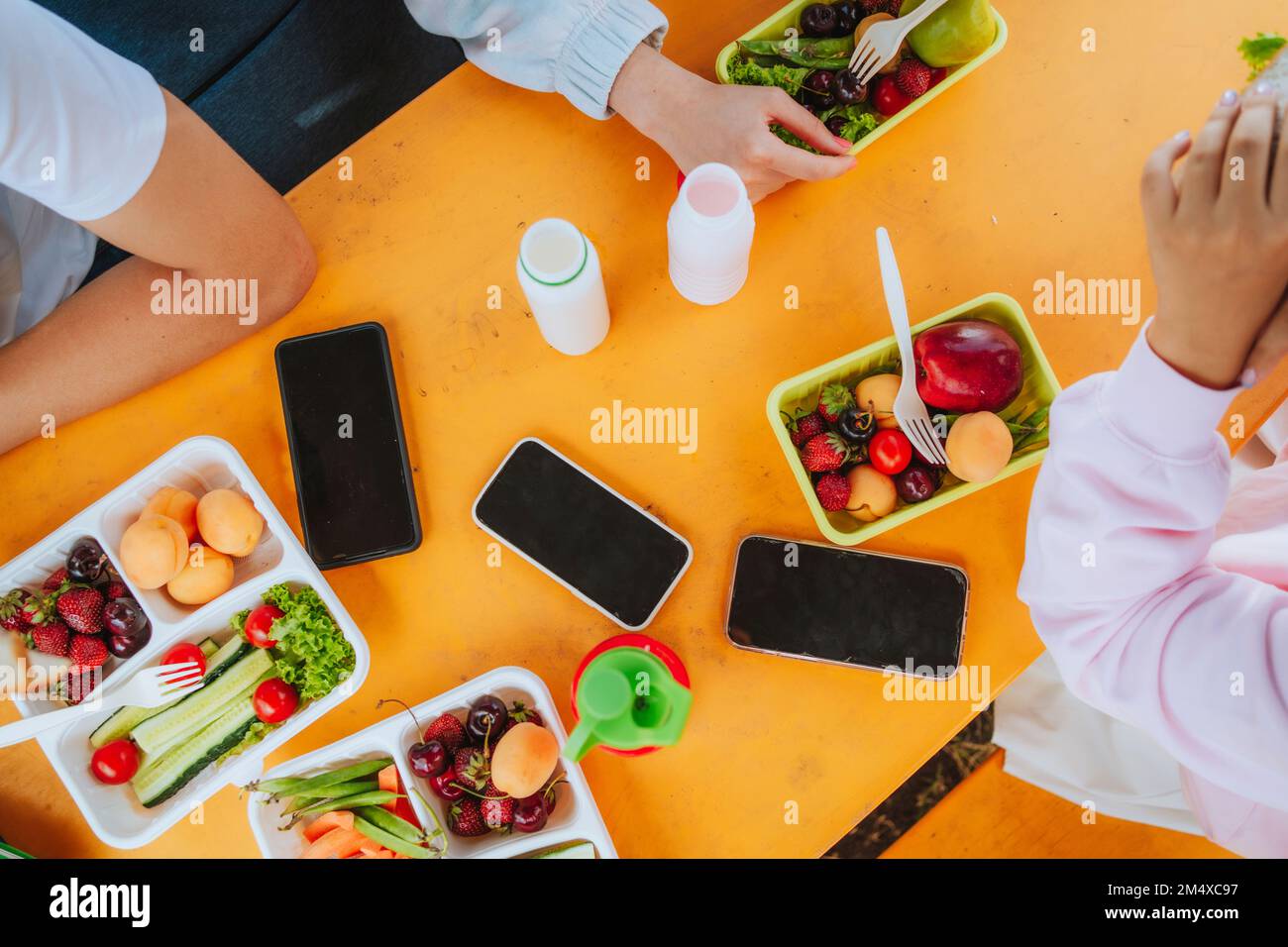 Group of girls with smart phones hi-res stock photography and images ...