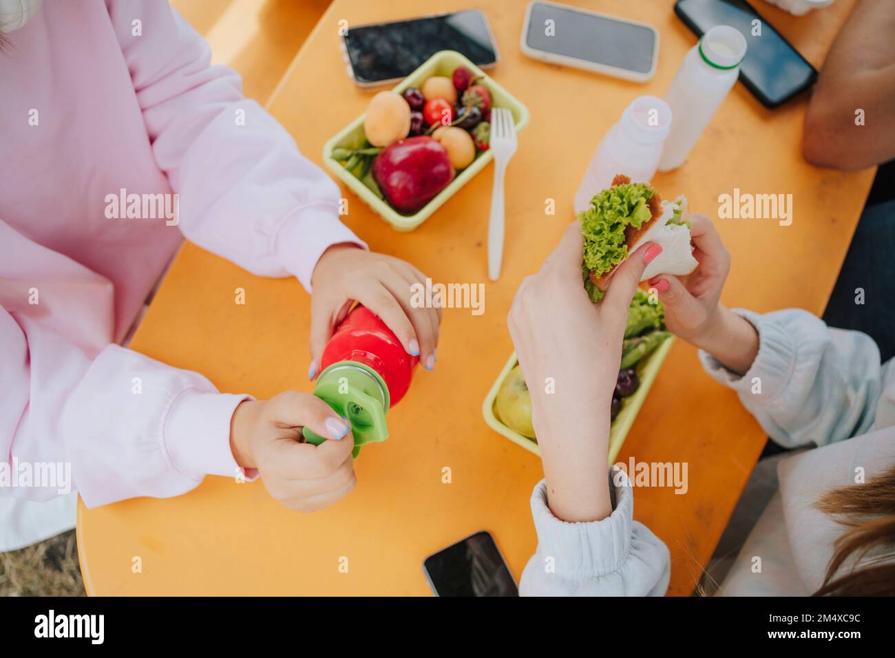Healthy eating teenagers hi-res stock photography and images - Alamy