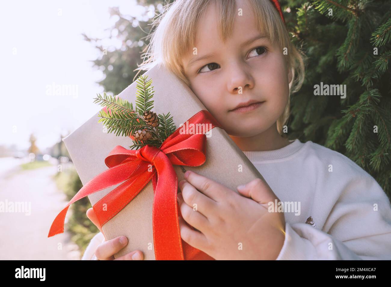 Holding gift box cute hi-res stock photography and images - Alamy
