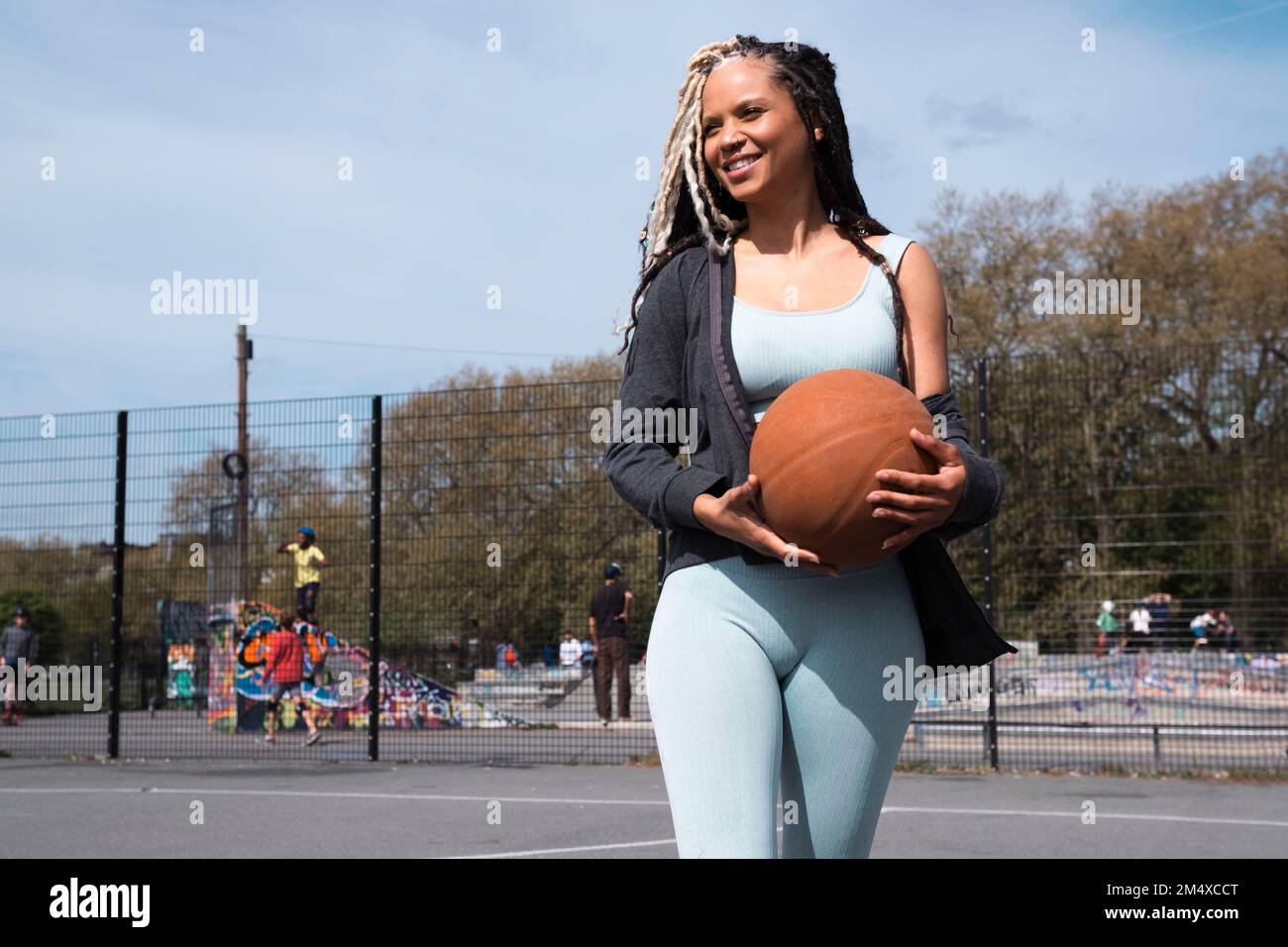 Playing basketball women in sports hi-res stock photography and images ...