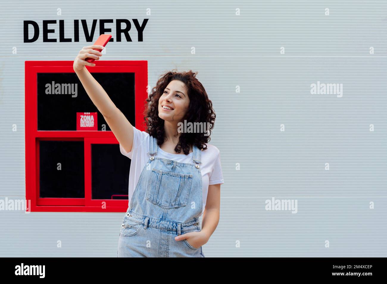Hands smartphone delivery service hi-res stock photography and images ...