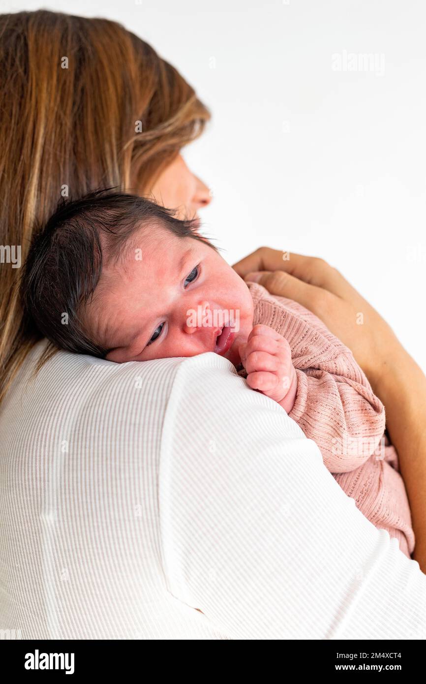 Newborn daughter resting on mother's shoulder Stock Photo - Alamy