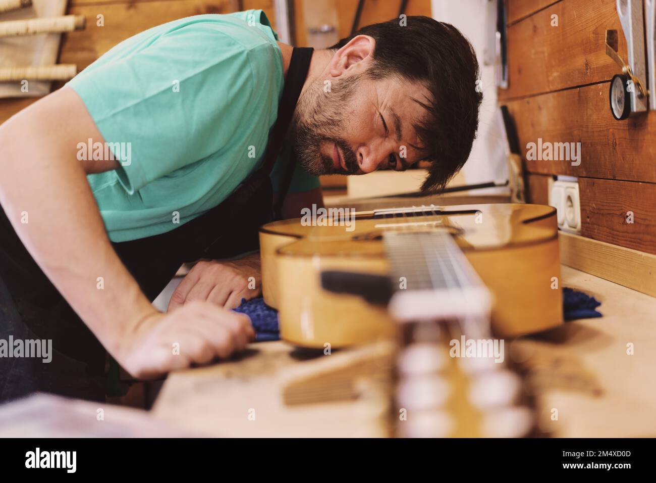 Luthier hi-res stock photography and images - Alamy