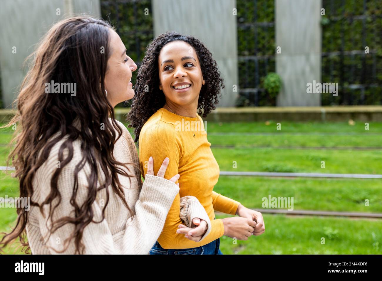 Conversation bonding hi-res stock photography and images - Alamy