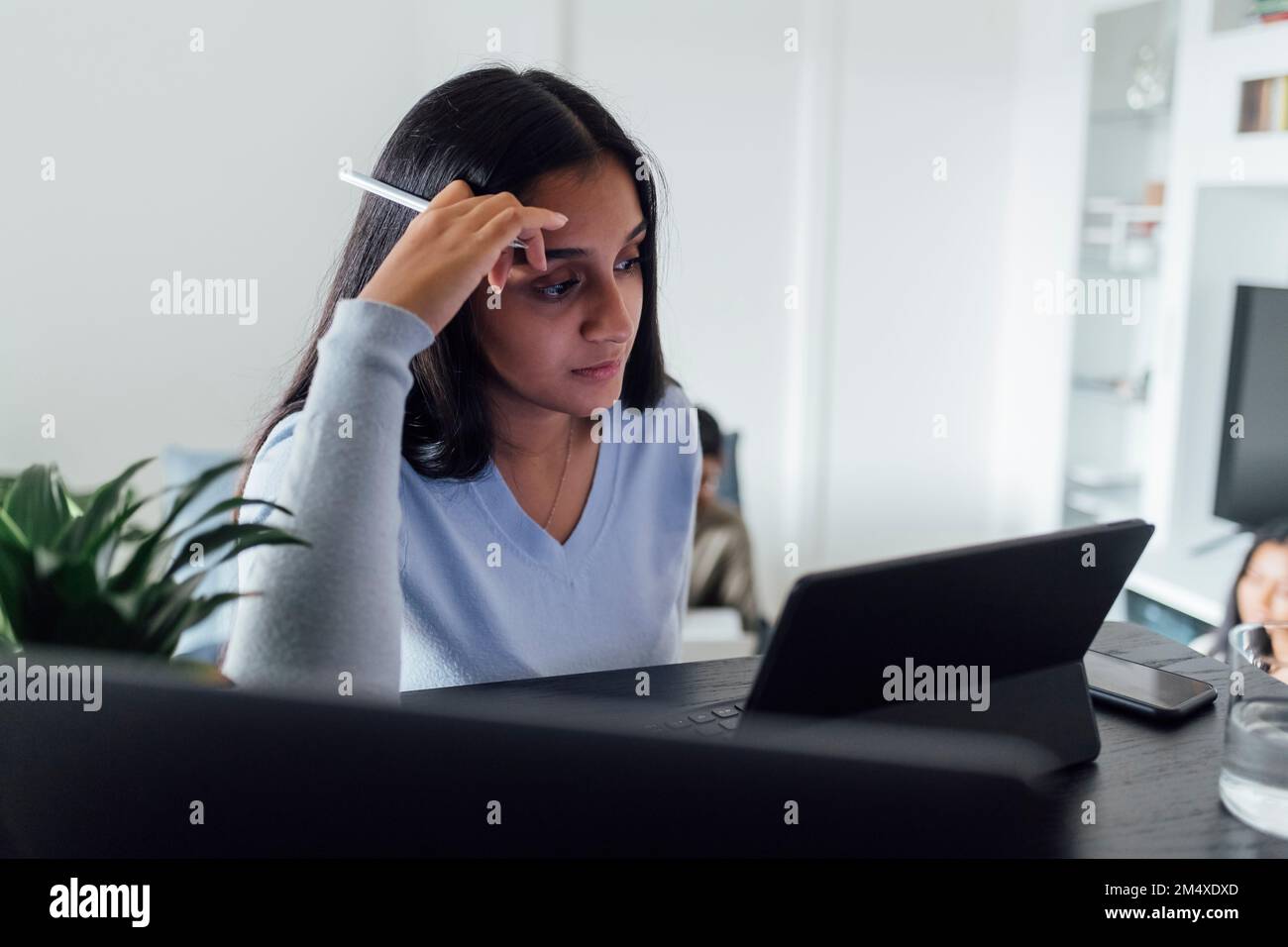 Young people worried computer hi-res stock photography and images - Alamy
