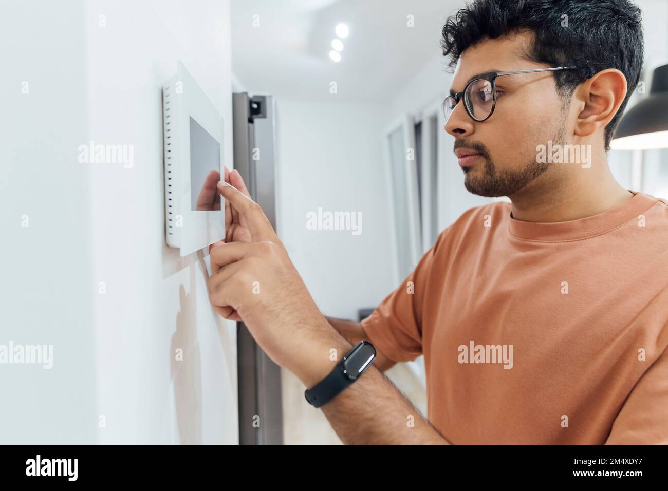 Smart home assistant device hi-res stock photography and images - Alamy