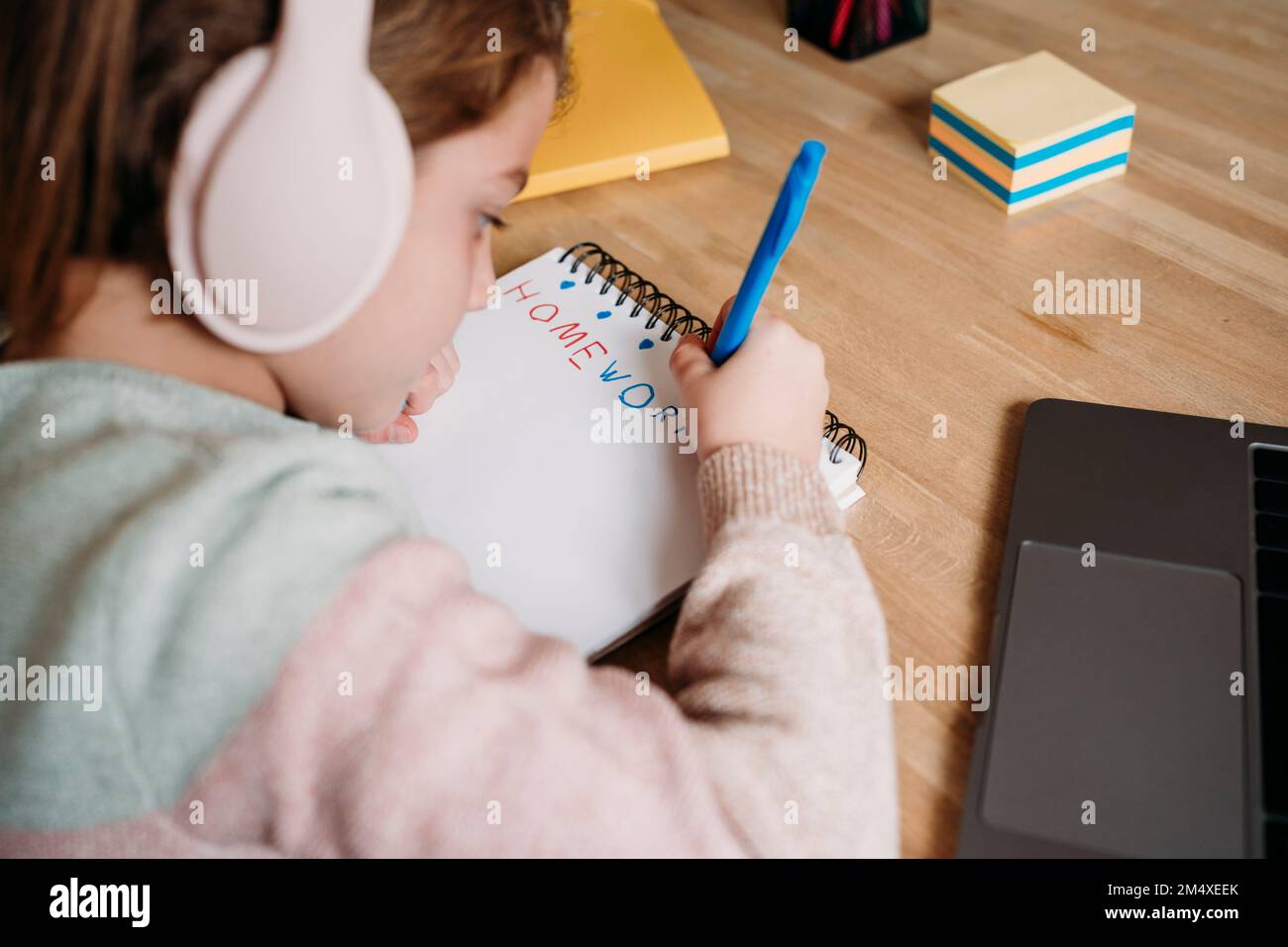 6 years girl writing hi-res stock photography and images - Alamy