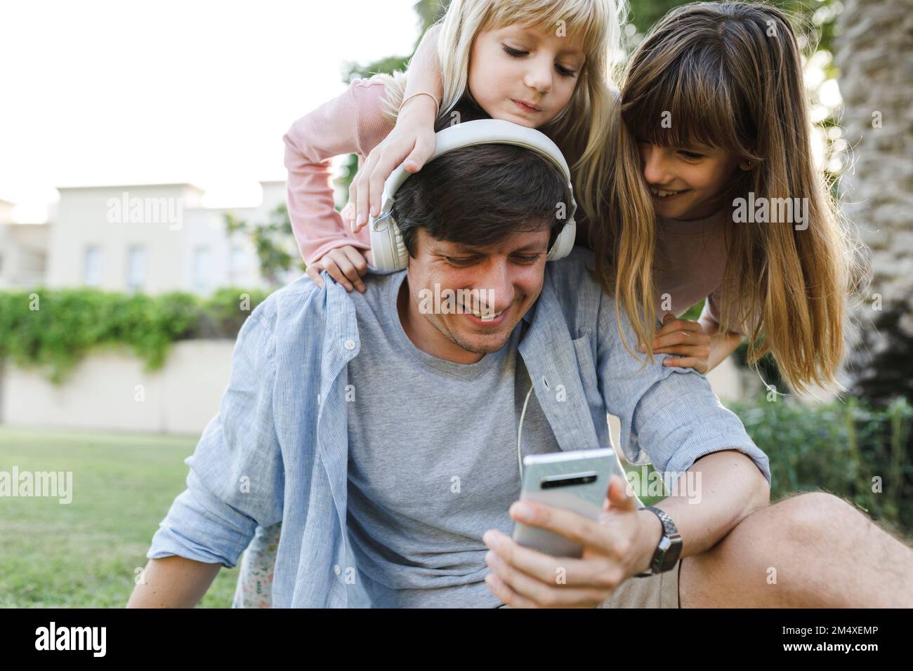Father daughters smart phone hi-res stock photography and images - Alamy