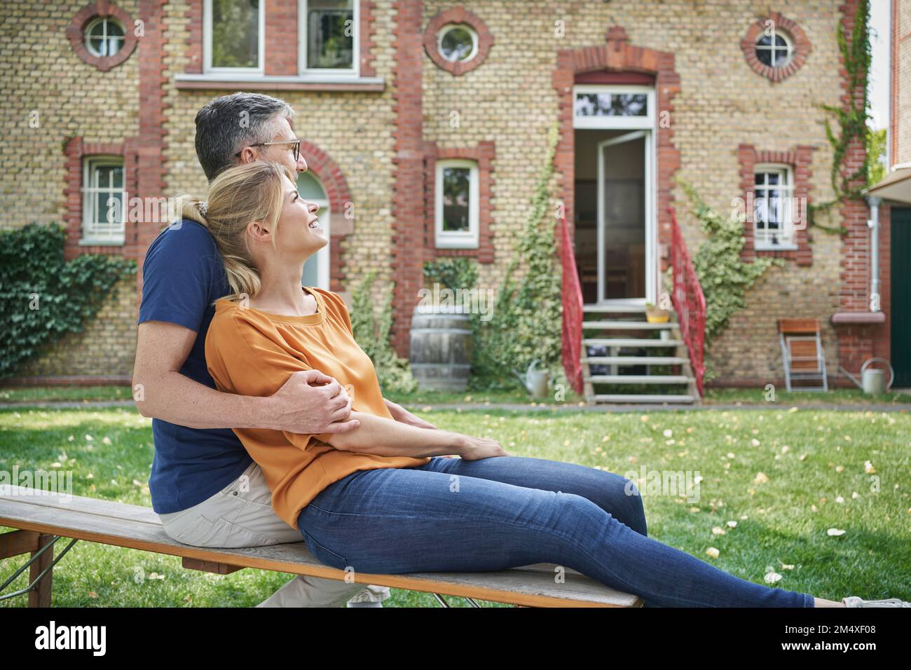 Two people leaning back back hi-res stock photography and images - Alamy