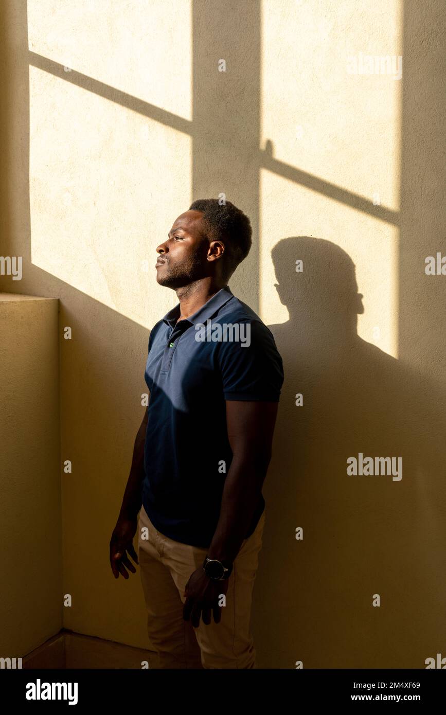 Man standing wall hi-res stock photography and images - Alamy