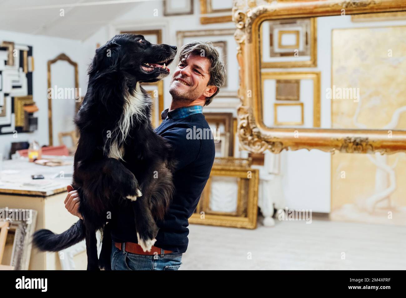Man carrying picture hi-res stock photography and images - Alamy