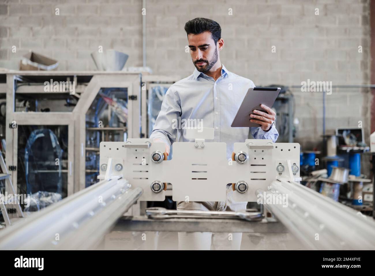 Engineer tablet pc hi-res stock photography and images - Alamy