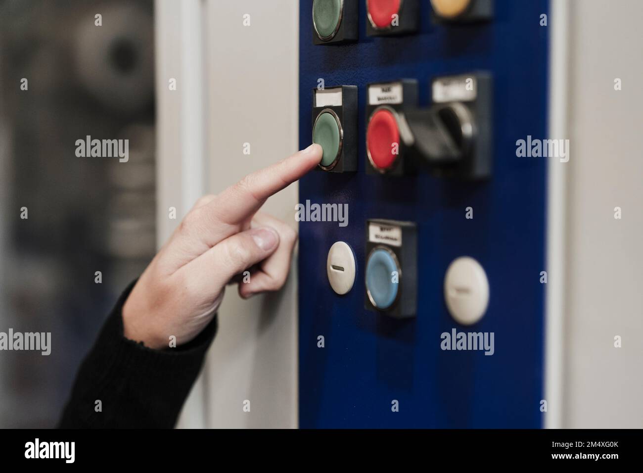 Woman technology industry hi-res stock photography and images - Alamy