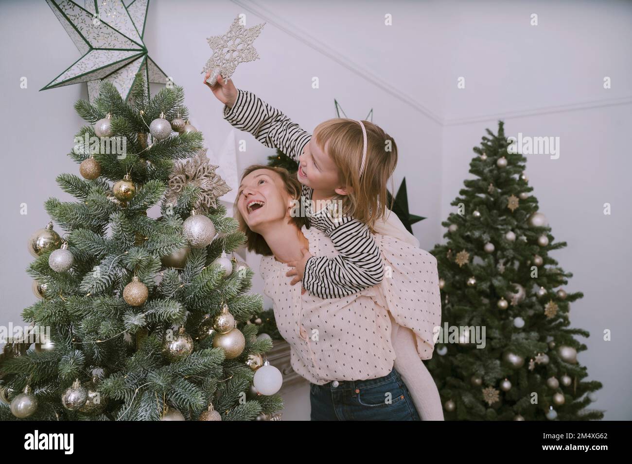 Star on christmas tree hi-res stock photography and images - Alamy