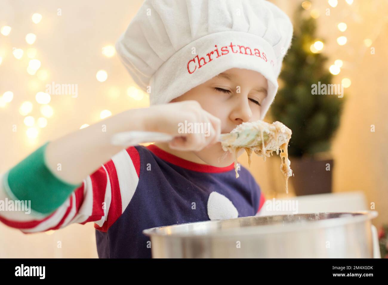 Child smelling food cooking hi-res stock photography and images - Alamy