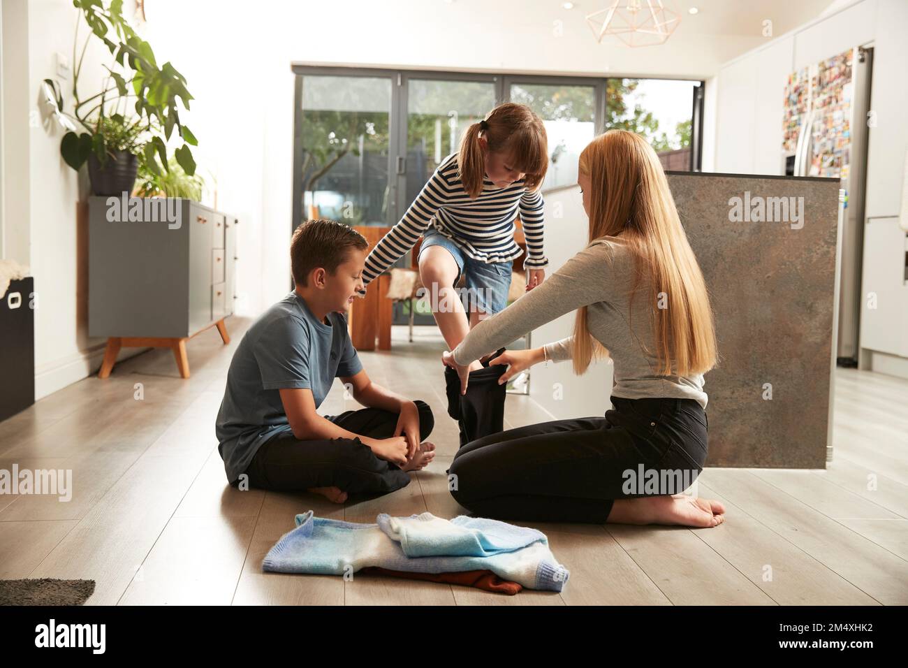 Sitting family wearing clothes hi-res stock photography and images - Alamy