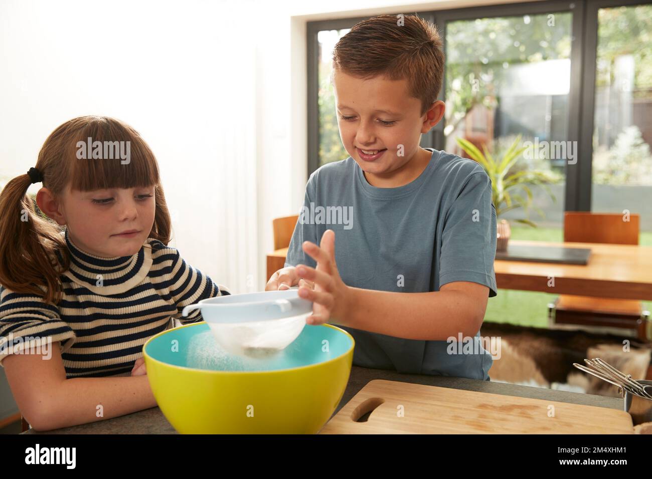 Sieving flour hi-res stock photography and images - Alamy
