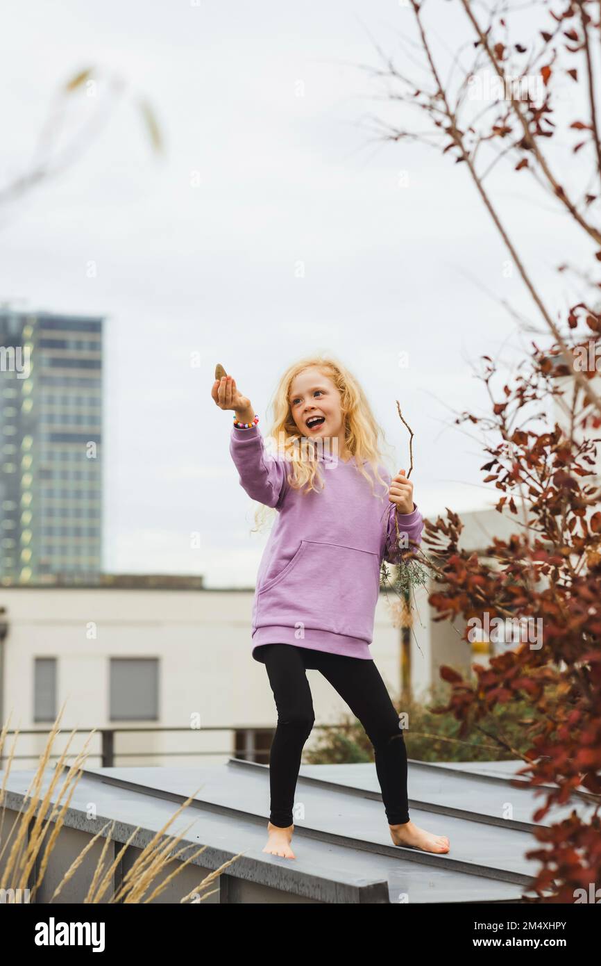 Rooftop girl hi-res stock photography and images - Alamy